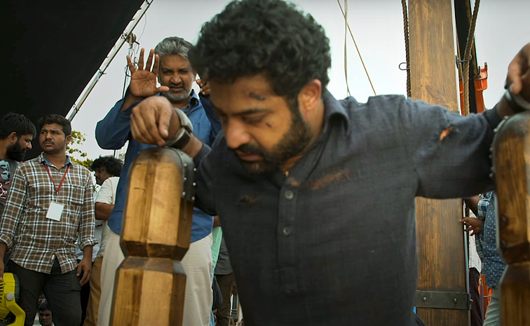 తెర వెనక 'ఆర్ఆర్ఆర్' ఇన్నాళ్లకు.. అటు తారక్ ఇటు చరణ్! (ఫొటోలు) | RRR Behind and Beyond ...